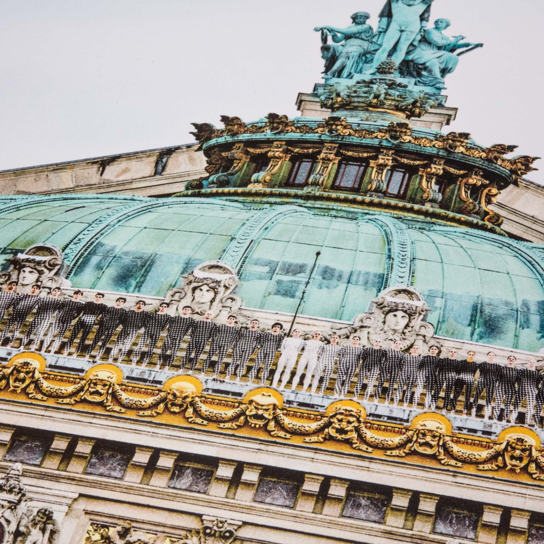 Ballet Regard surplombant la façade du Palais Garnier, Opéra de Paris ...