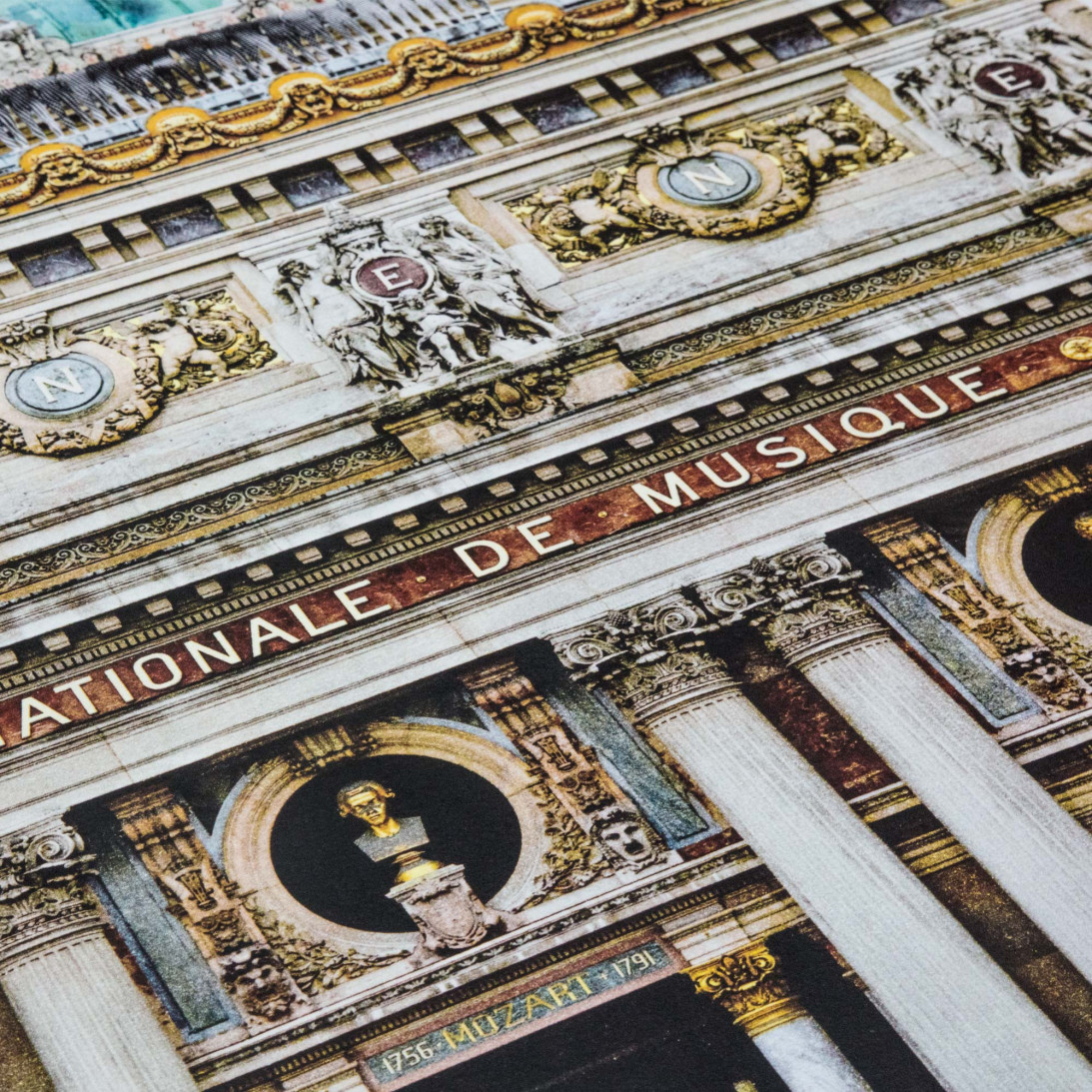 Ballet Regard surplombant la façade du Palais Garnier, Opéra de Paris ...